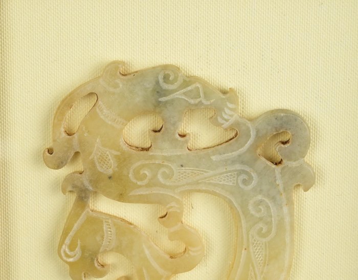 《玖隆蕭松和 挖寶網M》木框 玻璃罩 戰國時代 石雕 玉龍佩 藝術品擺飾 掛飾 僅限自取 (20388) | Yahoo拍賣