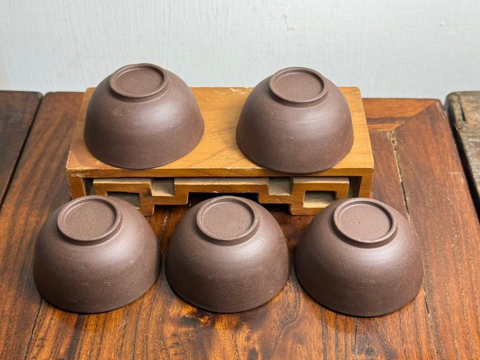 （小辣椒）老茶必備 老朱泥 老紫砂 手工茶杯與大茶盤，茶杯帶砂顆粒物 手感好 杯子：高3*口徑6，茶盤：口徑17.5*高5.5 cm | Yahoo拍賣