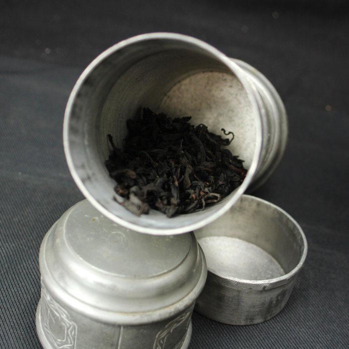 【桑園の】香港百年老茶莊 顏奇香 錫製 678g 大型 19.5公分 茶葉罐 雕花 老茶罐 內有老茶 老件 桐箱附 (委託品) Q 7494 A09 | Yahoo拍賣