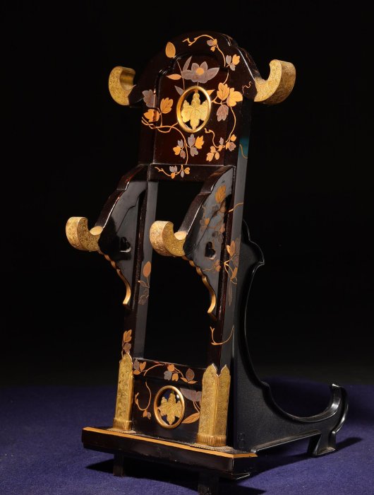 8/3結標 木胎 漆器 金漆蒔繪 桐透金具 唐草蒔絵鏡台 ADG1031 -漆碗 漆盤 漆盒 茶箱 重箱 承盤 文具盒 蒔繪 朱漆 黑漆 輪島塗 | Yahoo拍賣