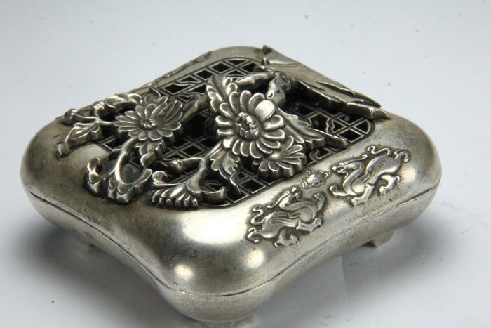 【桑園の】老銀器 宣德 浮雕菊紋 香爐 四方蓋盒 K 7171 | Yahoo拍賣