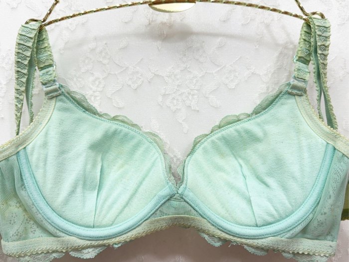 👙Ladies蕾黛絲：32/70C💗婷の二手內衣💗厚罩杯。(洗標已剪) | Yahoo拍賣