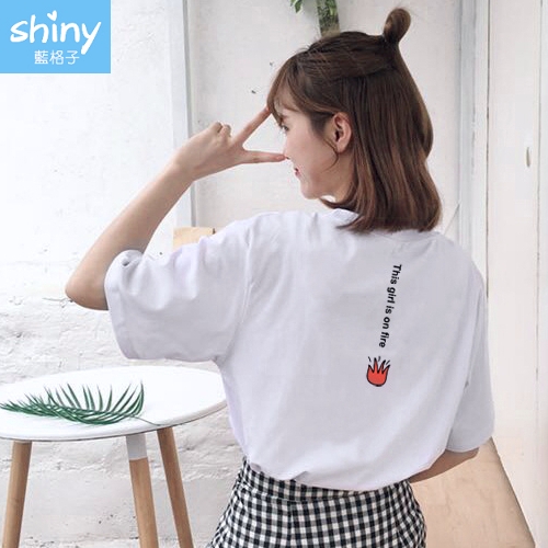 【V9090】shiny藍格子-真我性情．後字母火焰圓領寬鬆短袖上衣 | 短袖 | Yahoo購物中心
