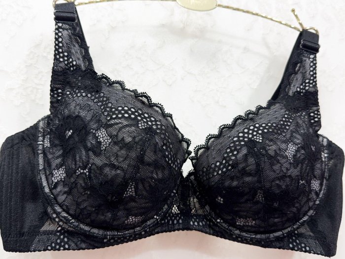 👙Ladies蕾黛絲：38/85C💗婷の二手內衣💗薄罩杯。 | Yahoo拍賣