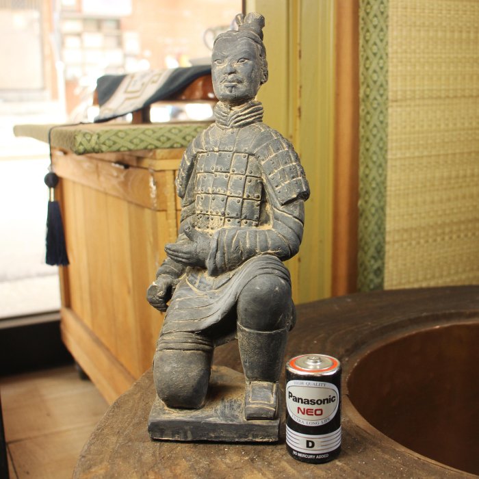 【桑園の】大型 藝術賞件 27cm 跪射武士俑 陶雕 兵馬俑 擺件 盒附 P 2027 | Yahoo拍賣