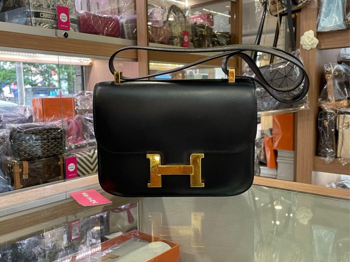 ☆最愛二手精品☆ HERMES CONSTANCE VINTAGE 23 愛馬仕黑色金釦肩背包康康包 圈圈Z刻 XH0704 23 BOX皮 | Yahoo拍賣