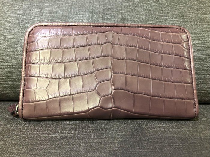 全新BOTTEGA VENETA紫色鱷魚皮拉鍊式長夾 | Yahoo拍賣