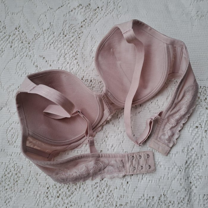 ＊二手美品＊【華歌爾-新隱絲記形鋼圈無痕款~粉色上衣】~80C~直購590元~ | Yahoo拍賣