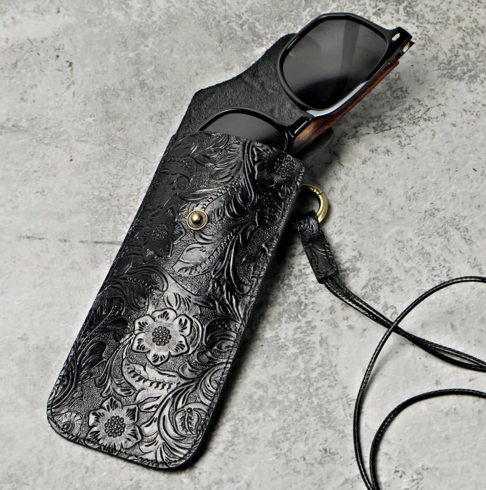 【桑園の】未使用庫存品 手工植鞣 頭層牛皮 油黑色 真皮雕花 眼鏡袋 收納袋 T 6355 | Yahoo拍賣