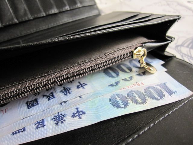 台灣現貨@@古小芸@@90138黑色@@個性時尚箭頭造型包蓋方格子牛皮三折長夾 | Yahoo拍賣