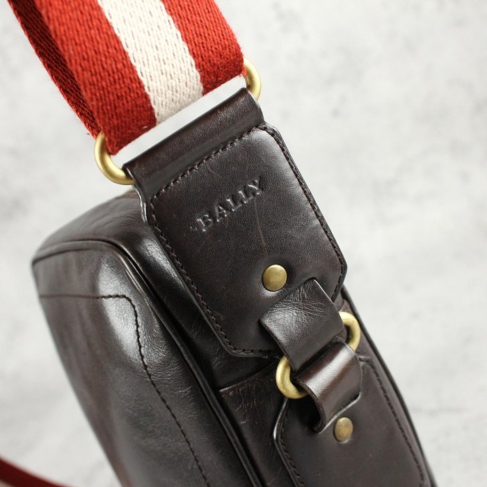 【桑園の】二手真品 義大利製 BALLY 頂級厚牛皮 經典紅白織帶 俐落方包 中性 斜背包 D 5245 | Yahoo拍賣