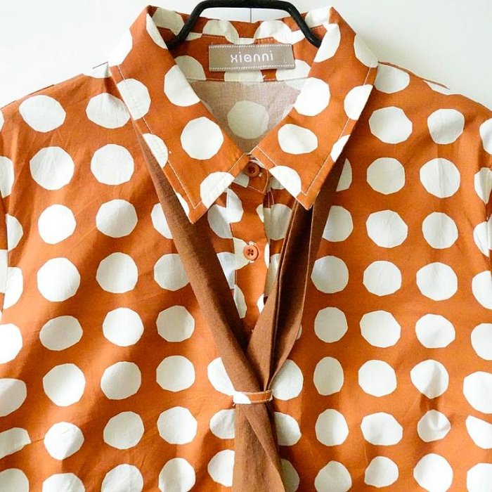 一元起標～當 我 們 在 衣 起C-WIT＊╯全新專櫃仙妮點點領帶下擺鬆緊上衣L | Yahoo拍賣
