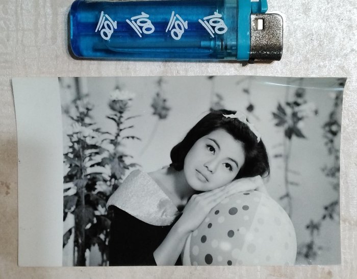 [寶島福利社]早期男女明星（ 本土演員-女明星-王滿嬌）合影留影黑白照片1張現況賣辛明B046 | Yahoo拍賣