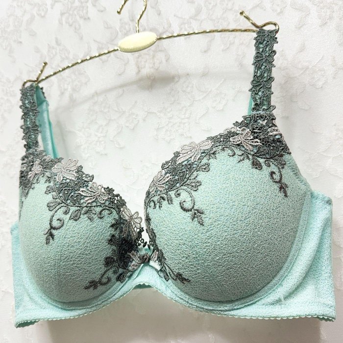 👙Ladies蕾黛絲：34/75D💗婷の二手內衣💗厚罩杯。 | Yahoo拍賣