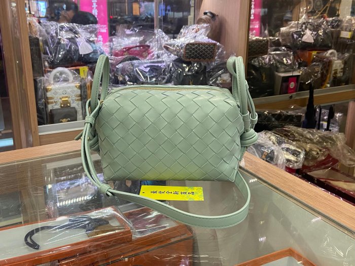 ☆最愛二手精品☆ BOTTEGA VENETA BV Loop Petit 全新鼠尾草綠色大格編織金釦手提斜背包 796615 C4674 ...