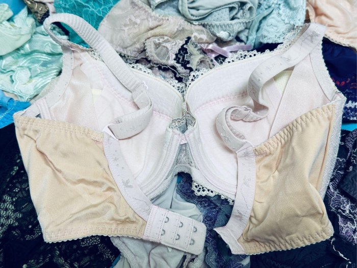 華歌爾 Wacoal 深V顯瘦款 D75 34D 75D 二手內衣 胸罩 機能 提托 集中 包覆 透氣 修飾 | Yahoo拍賣