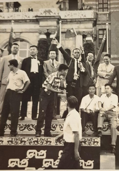 愛國大戲院柑仔店 早期照片(早期服飾 總統府前 紀念合影 現況賣)A 930 | Yahoo拍賣