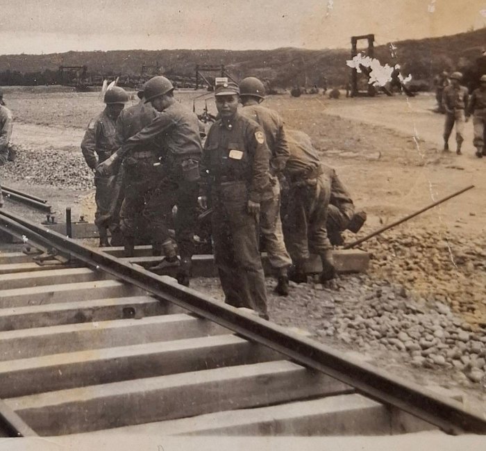 愛國大戲院柑仔店 早期照片( 制服 軍人 火車鐵軌 現況賣 )X 825 | Yahoo拍賣