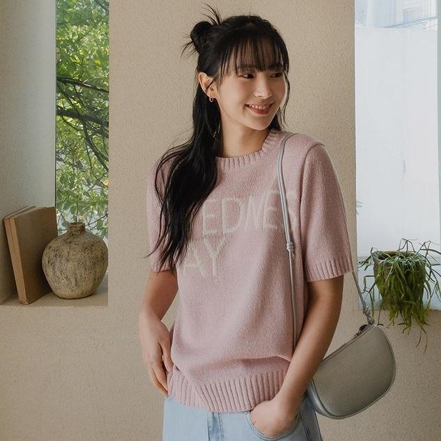 Bellee 正韓 盛夏涼爽 粉嫩配色字母週三短袖薄針織上衣 (3色) 【0418-38】 | Yahoo拍賣