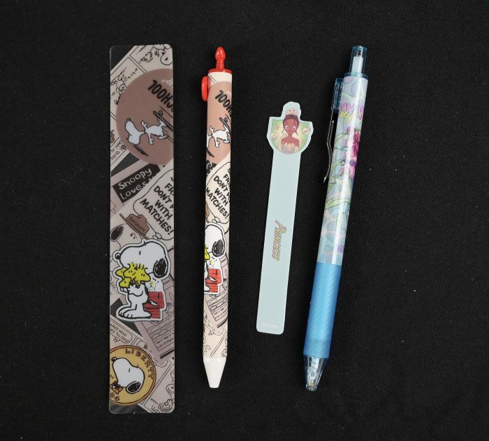 《玖隆蕭松和 挖寶網E》HELLO KITTY 迪士尼 角落小夥伴 卡通 筆記本 原子筆 筆芯 夾子 文具用品 一批 (11350) | Yahoo拍賣