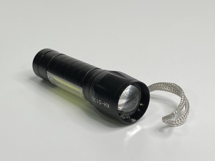 【居寶屋】精選 隨身型 迷你 強光手電筒 XPE超亮燈芯 三段式調光 智能USB充電 附收納盒 一元起標無底價 D724 | Yahoo拍賣