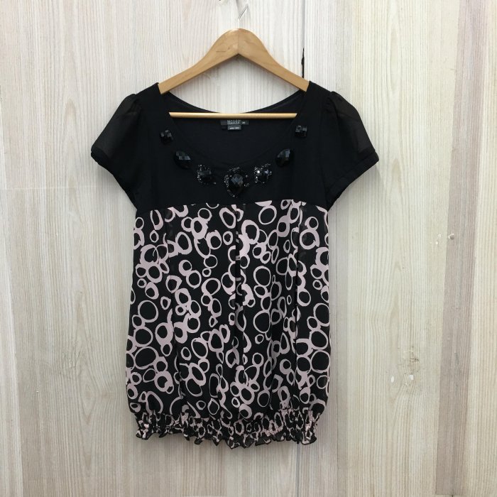 【愛莎＆嵐】 Wanko 女 黑色鑲鑽拼接造型短袖上衣/36 11404 01 | Yahoo拍賣