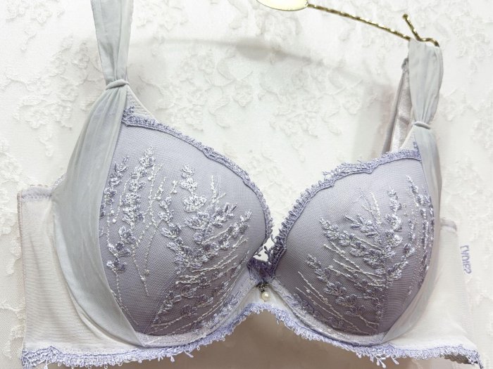 👙Ladies蕾黛絲：36/80D💗婷の二手內衣💗厚罩杯。(洗標模糊) | Yahoo拍賣