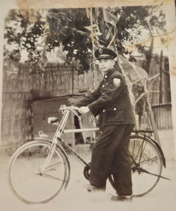 愛國大戲院柑仔店 早期照片( 早期服飾 竹籬笆 警察 制服 腳踏車 現況賣)E 522 | Yahoo拍賣