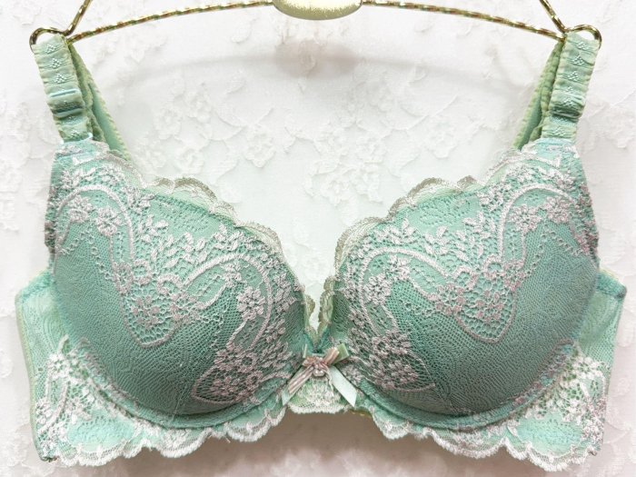 👙Ladies蕾黛絲：32/70C💗婷の二手內衣💗厚罩杯。(洗標已剪) | Yahoo拍賣