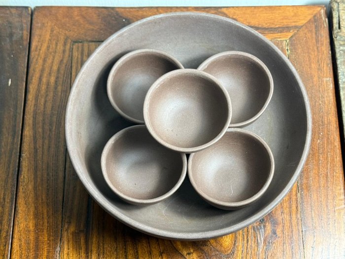 （小辣椒）老茶必備 老朱泥 老紫砂 手工茶杯與大茶盤，茶杯帶砂顆粒物 手感好 杯子：高3*口徑6，茶盤：口徑17.5*高5.5 cm | Yahoo拍賣