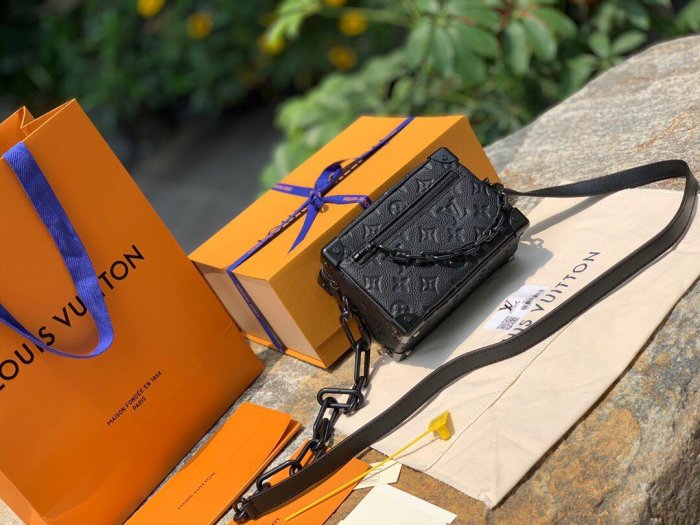 『RP精品』Louis Vuitton 路易威登 LV 黑色老花壓印 盒子包 mini soft trunk | Yahoo拍賣