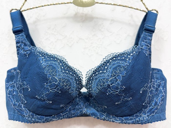 👙Ladies蕾黛絲：34/75D💗婷の二手內衣💗薄罩杯。(洗標已剪) | Yahoo拍賣