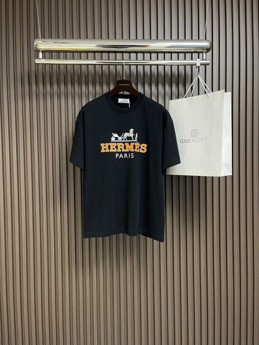 Hermes 2025SS春夏新款 頗具藝術色彩主題設計圓領短袖T恤，主題印花整體的配色頗具藝術色彩 上身就能體會主題帶來年輕與時尚感 看是簡約印花 | Yahoo拍賣