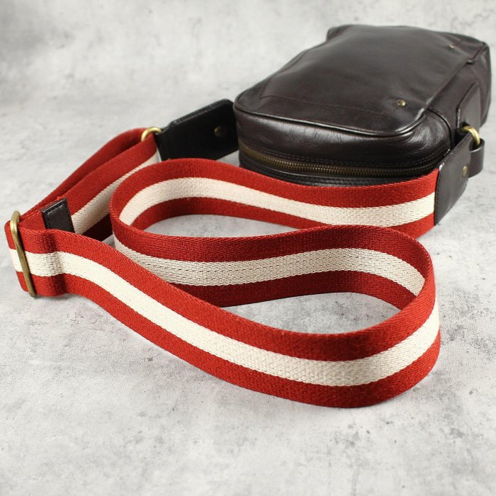 【桑園の】二手真品 義大利製 BALLY 頂級厚牛皮 經典紅白織帶 俐落方包 中性 斜背包 D 5245 | Yahoo拍賣