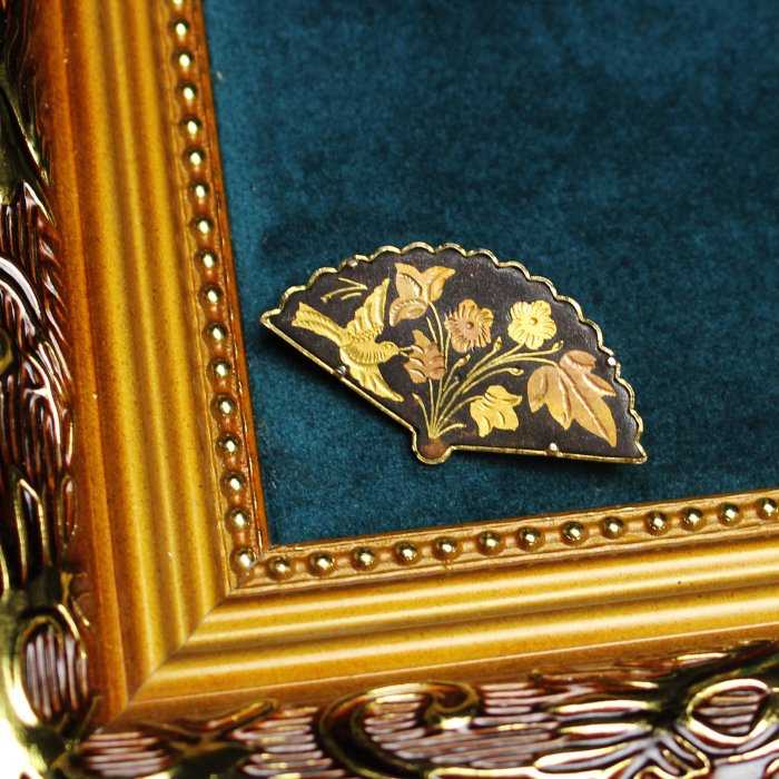 【桑園の】日本 古董飾品 大馬士革工藝 金象嵌 純手工 文藝復興 花鳥 扇型 胸針 Q 4040 | Yahoo拍賣