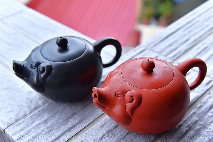 台鶯歌名家陶 君漢壺藝(1995乙亥年 鶯歌陶瓷展豬年紀念壺 得意豬 紅黑朱泥壺 一標一對)P6-2 一元起標無底價~ 㚕磬 孫文斌 朱坤培 豆青泥 一廠紫泥~ | Yahoo拍賣