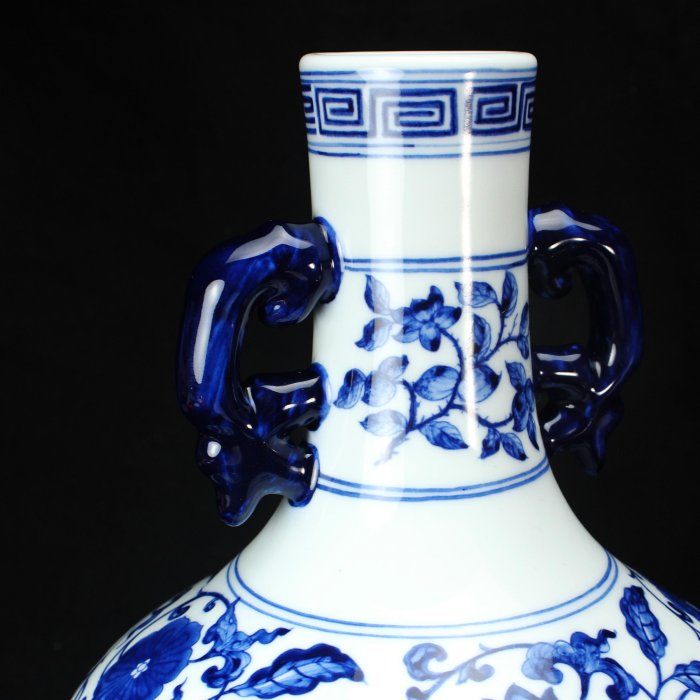 【桑園の】大清乾隆年製 純手繪 青花瓷 纏枝蓮 雙耳瓶 瓷潤 精品瓷器 底座/錦盒附 (委託品) Q 7497 A09 | Yahoo拍賣