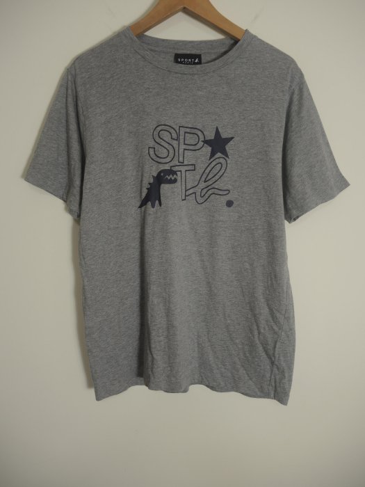 Furugi Shop 法國時尚品牌 agnes b Sport b 麻花灰 大恐龍 字母 短袖T恤 一元起標 1G594 | Yahoo拍賣