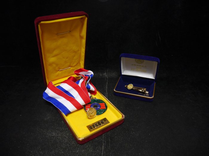 【阿輝の古物】紀念章/胸針/徽章_一等服務獎章 法務部調查局敬贈 夾_盒裝_兩件合售_#E38 | Yahoo拍賣