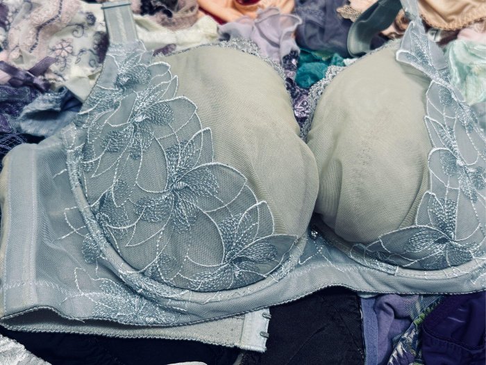 F80 36F 80F 蕾黛絲 Ladies 二手內衣 大罩杯 胸罩 | Yahoo拍賣