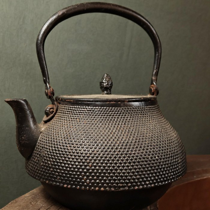 【桑園の】傳統工藝 3.2kg 鑄鐵 鬼面串提 雨霰紋 大鐵壺 鐵瓶 壺身款 T 5247 | Yahoo拍賣