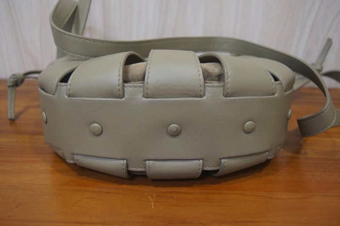 Bottega Veneta 灰綠色 THE SHELL 束口兩用包 原價 77700 售 36600 | Yahoo拍賣