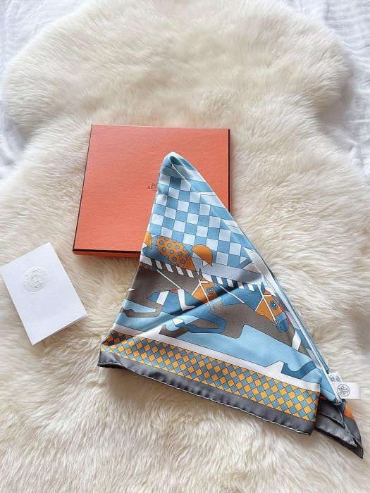 KIMIKO style HERMES 愛馬仕 pointe twill 100% silk 真絲 三角絲巾 大披肩圍巾 購於晶華 附紙盒 提 ...