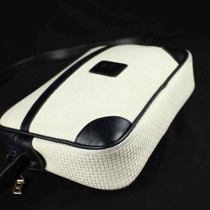 【桑園の】二手真品 義大利製 BALLY 經典B字 老花刻紋 稀少~ 骨董相機包 斜背包 週日結標 D 5021 | Yahoo拍賣