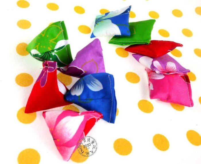 【寶貝童玩天地】【HO64-2】童玩沙包 客家花布沙包 台灣製 1組(5個小沙包) 5色款 - 三角立體*HM01 | Yahoo拍賣