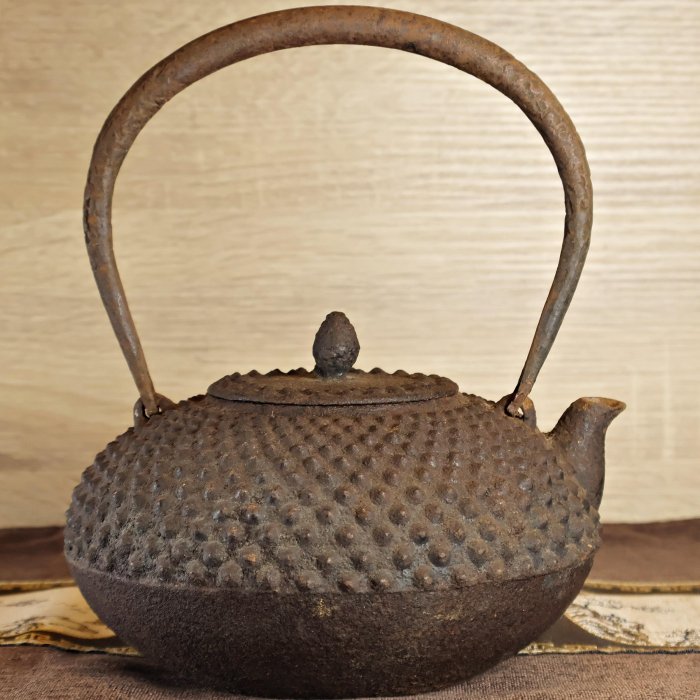 【桑園の】日本 南部鐵器 1.8kg 作家款 鬼霰 夾提 松果摘 鑄鐵 鐵壺 鐵瓶 T 7140 | Yahoo拍賣