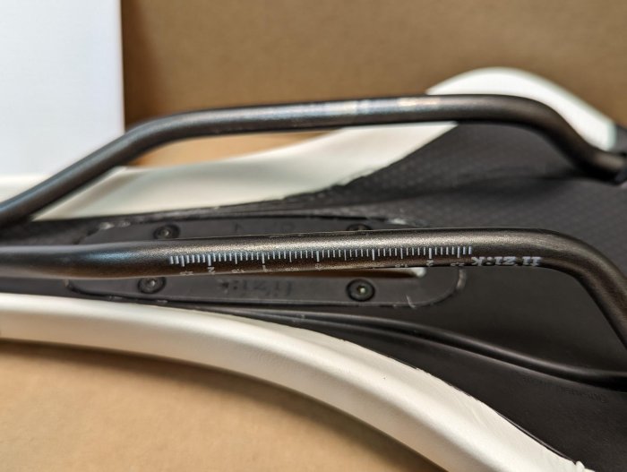 FIZIK ARIONE R3 OPEN 227g, 131mm寬, 白色坐墊, 二手(僅安裝一次上訓練台後即拆卸, 不適合我的坐骨寬) ,盒 ...