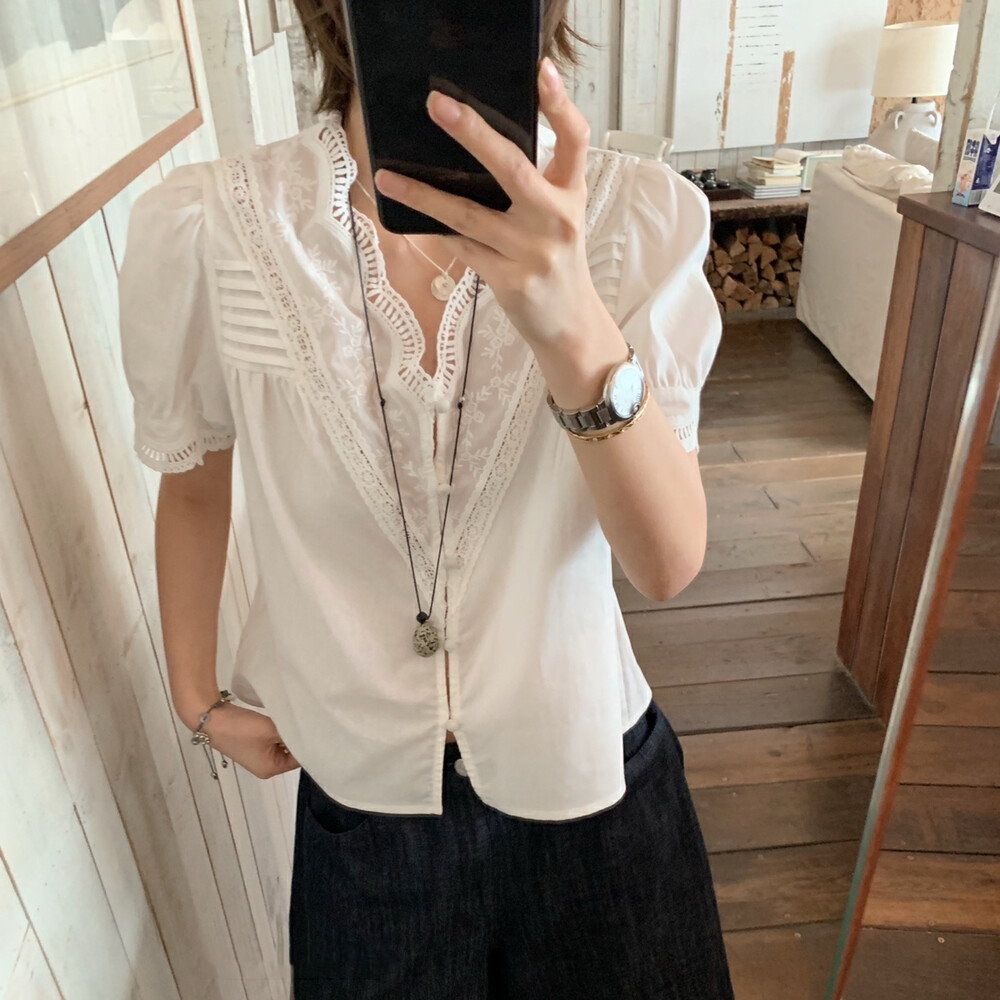 MOCO韓版chic夏季新款重工法式V領排釦蕾絲邊短袖襯衫獨特別致上衣 | 短袖 | Yahoo購物中心