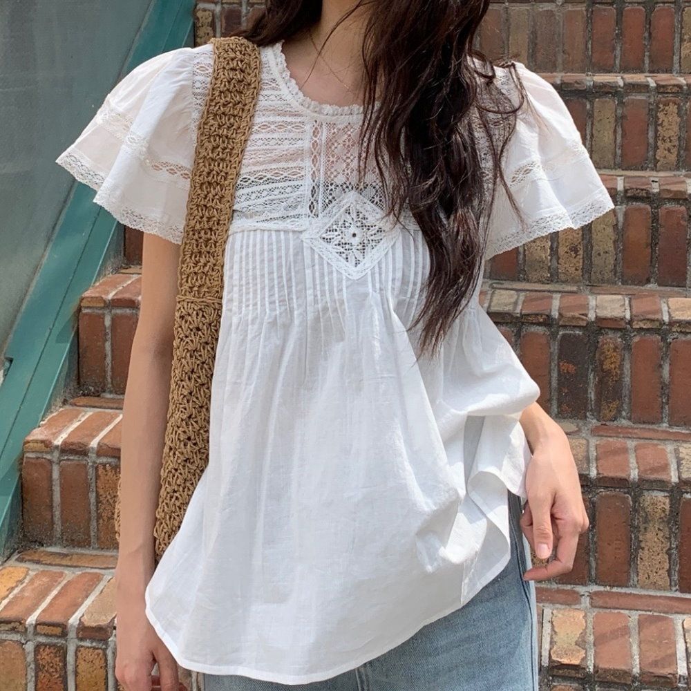 MOCO韓版CHIC清透重工蕾絲勾花鏤空打褶荷葉袖棉麻上衣 | 短袖 | Yahoo購物中心